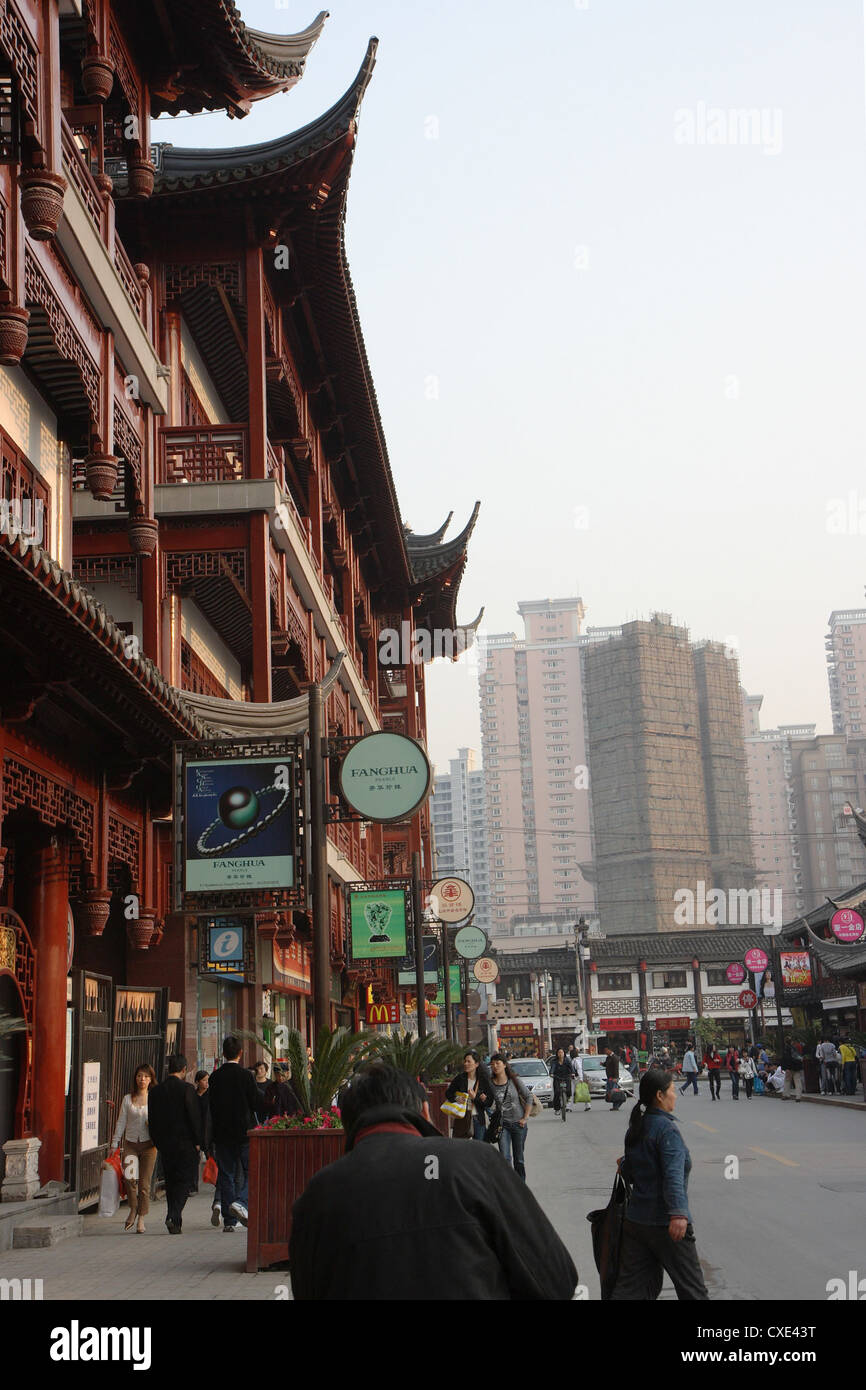 Shanghai, traditional buildings at Yu Garden Stock Photo - Alamy