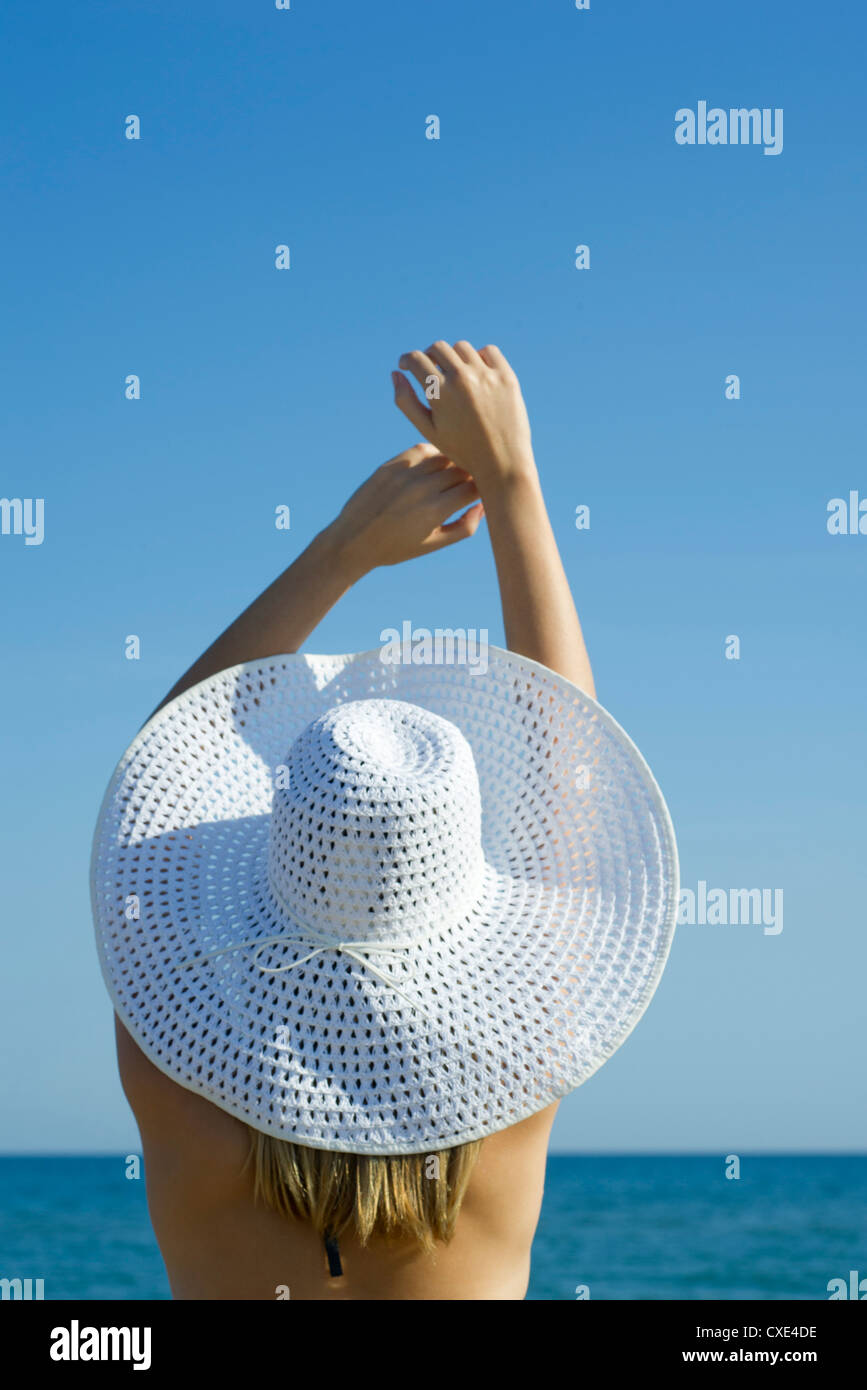 Women beach bikini rear hat hi-res stock photography and images - Alamy