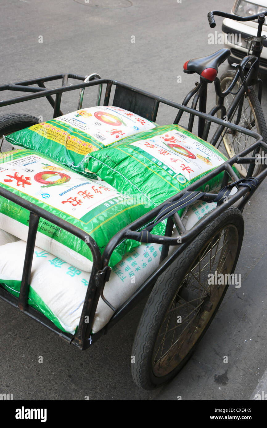 Shanghai, loads rickshaw loaded with Reissaecken Stock Photo - Alamy