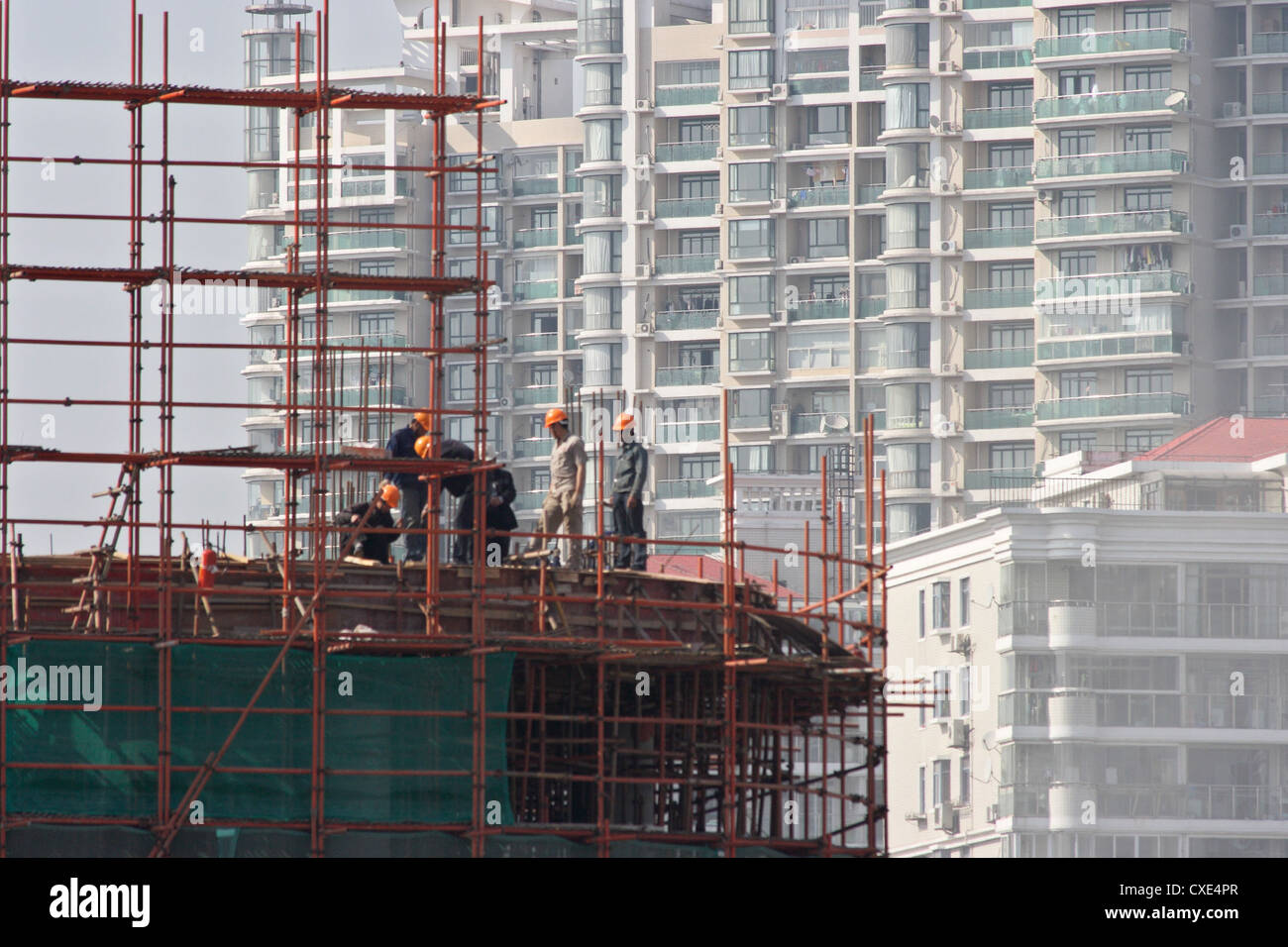 Shanghai, construction workers at a construction site Stock Photo - Alamy