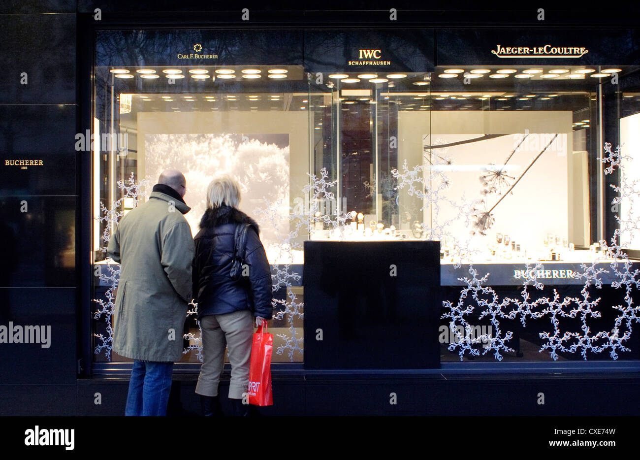 Berlin, a Paerchen when window shopping Stock Photo - Alamy