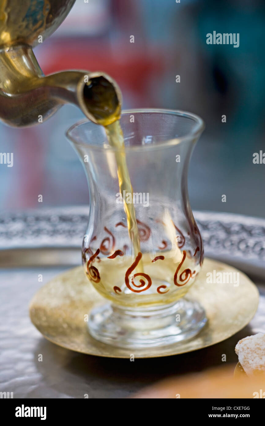 Images of pouring drinks hi-res stock photography and images - Alamy