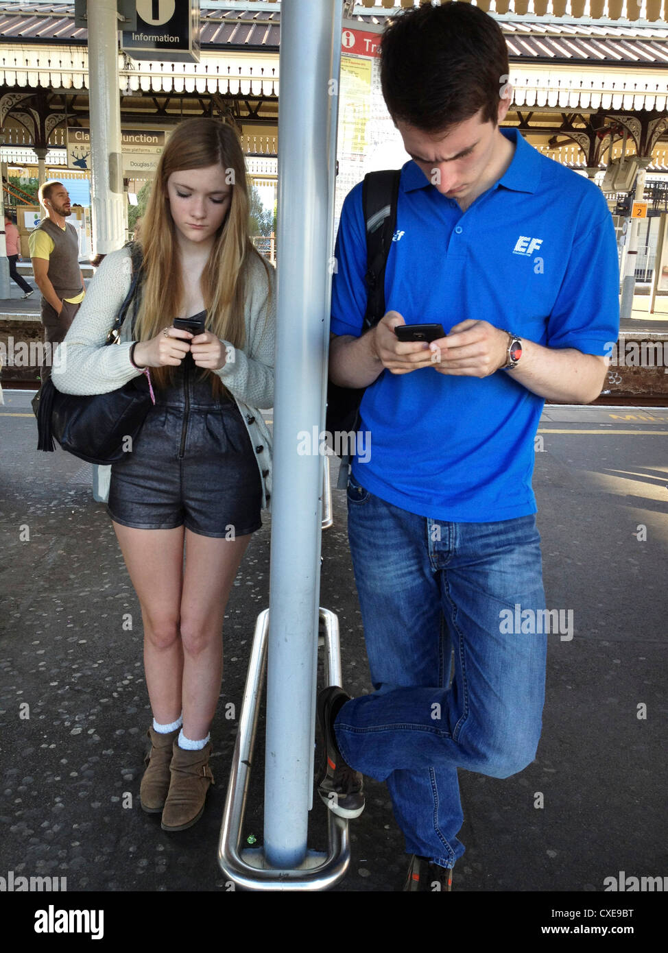 People mobile device london hi-res stock photography and images - Alamy