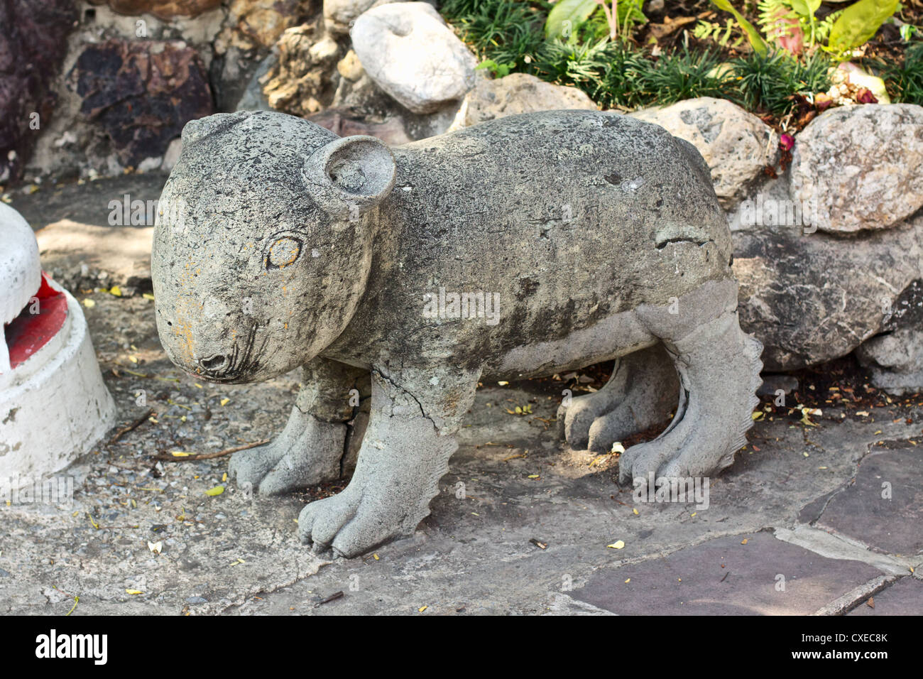 Old rabbit statue hi-res stock photography and images - Alamy