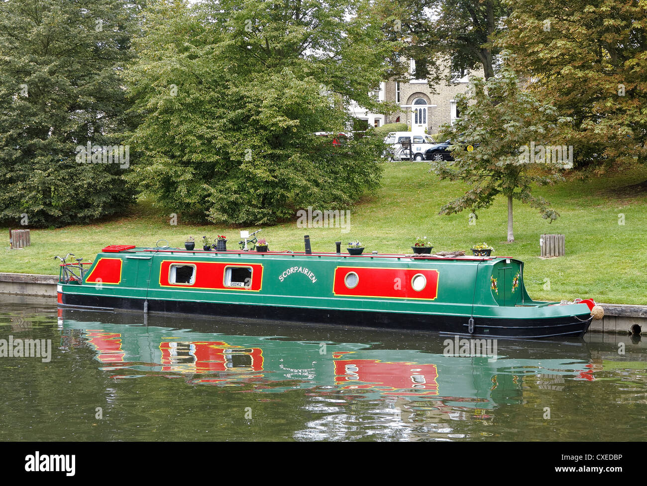 Red and green narrow boat Scorpairian moored on river Cam at Jesus ...