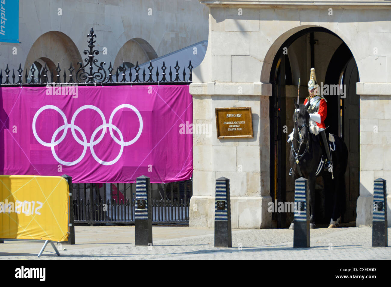 Whitehall entrance to Horse Guards Parade Ground closed to general ...