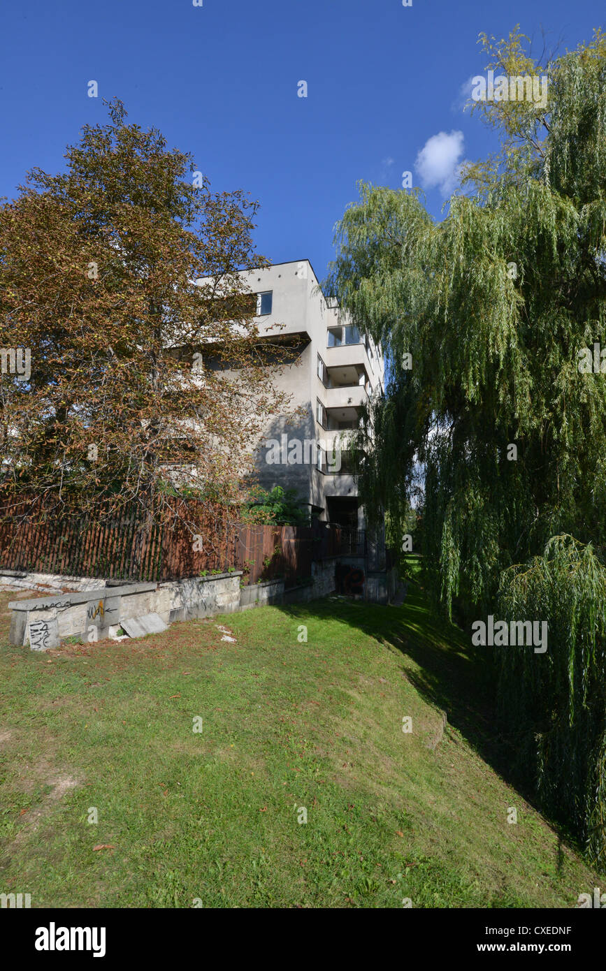 A deserted compound with gardens that the Russian diplomatic service ...