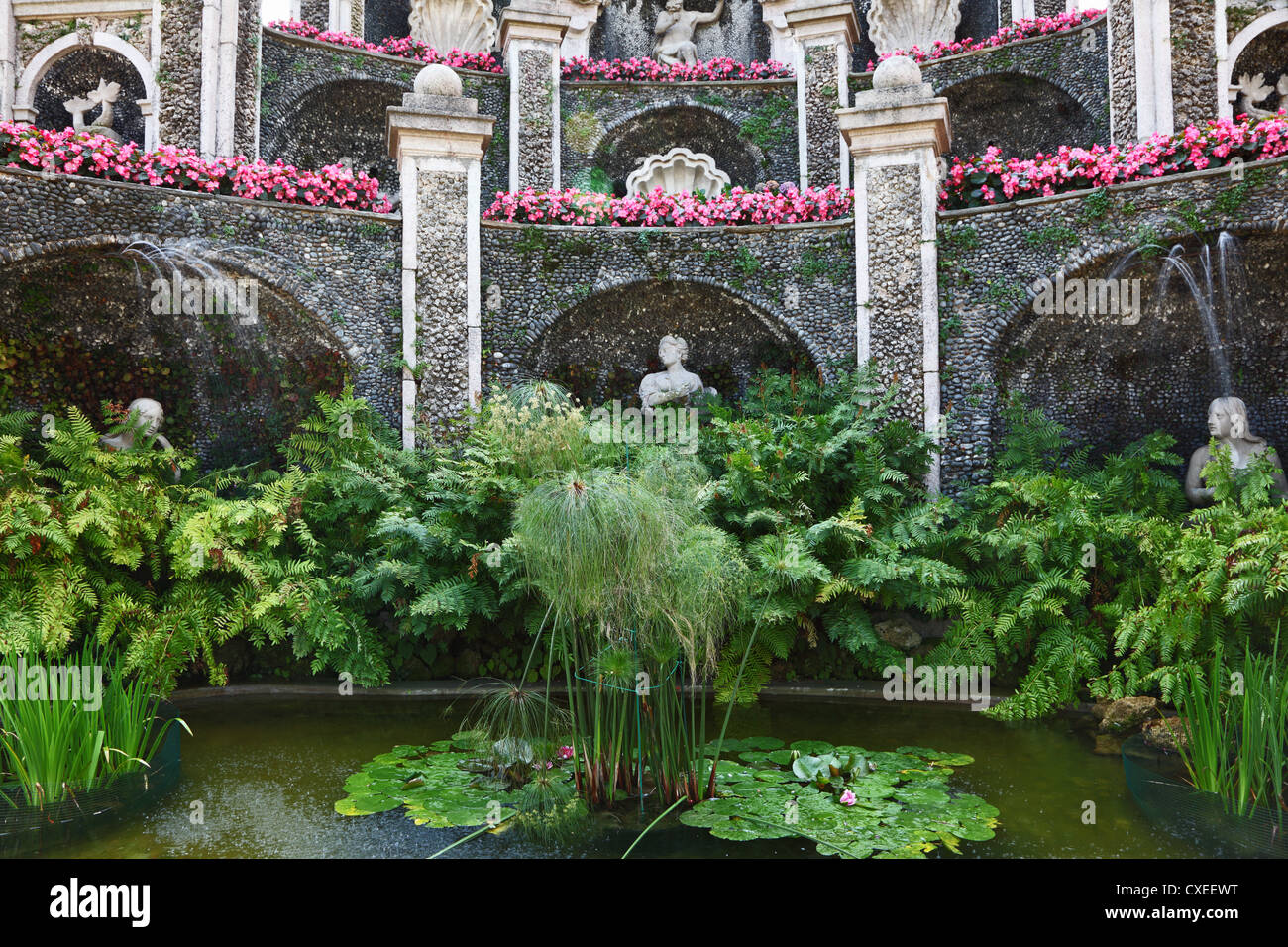 Magnificent palace, pond and fountain Stock Photo - Alamy