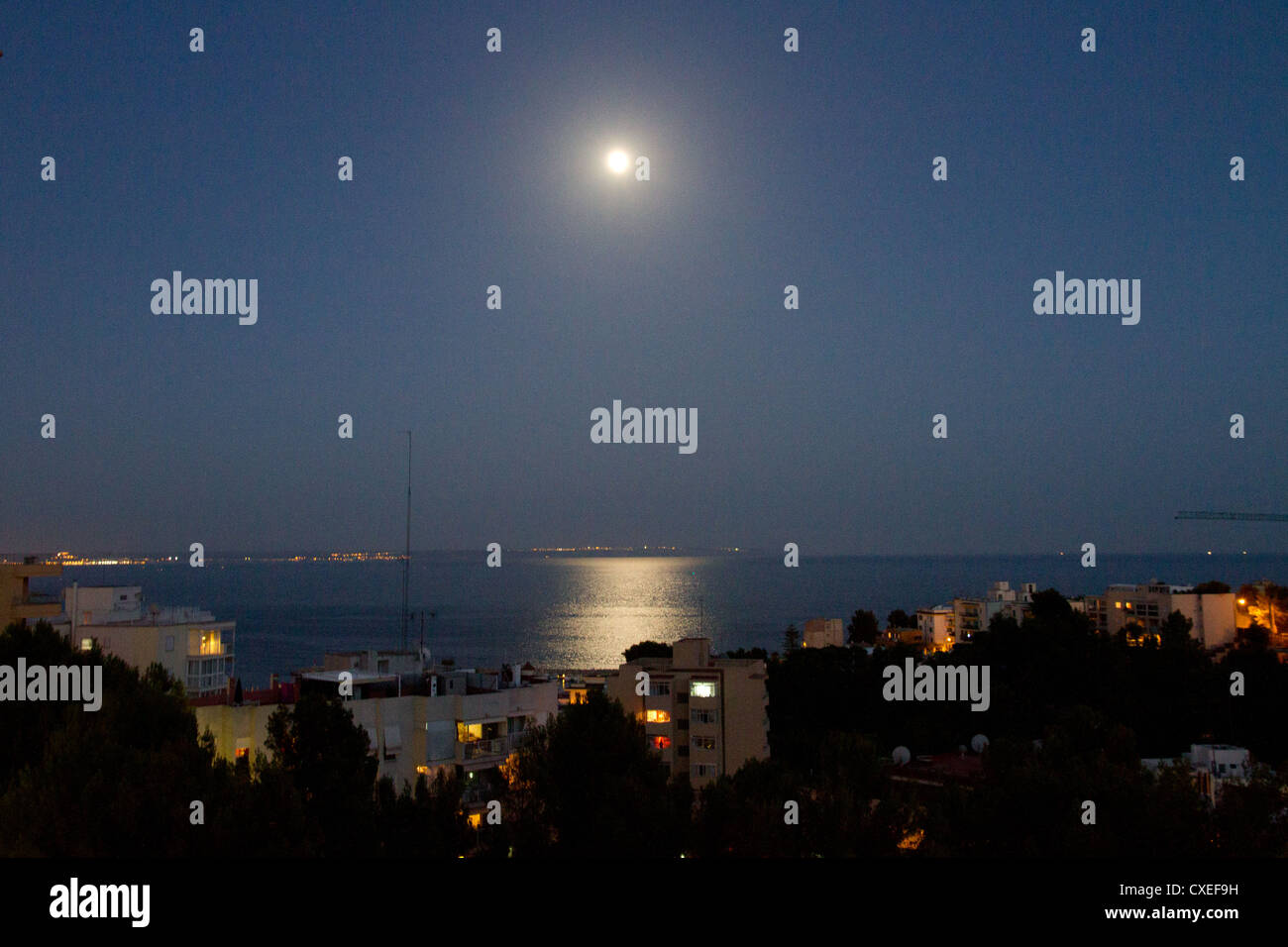 Full moon sea hi-res stock photography and images - Alamy
