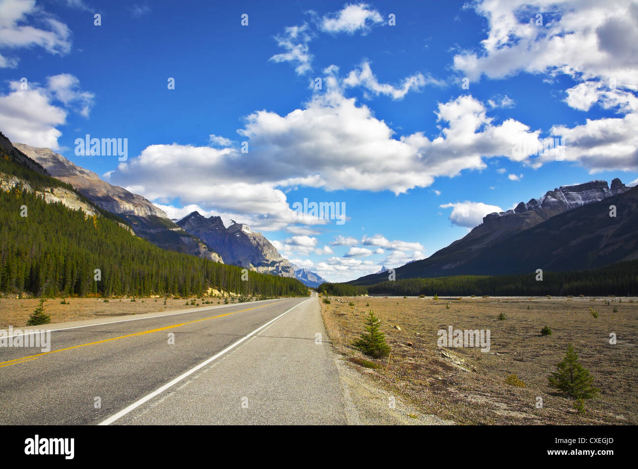 Magnificent road. Northern landscape Stock Photo - Alamy