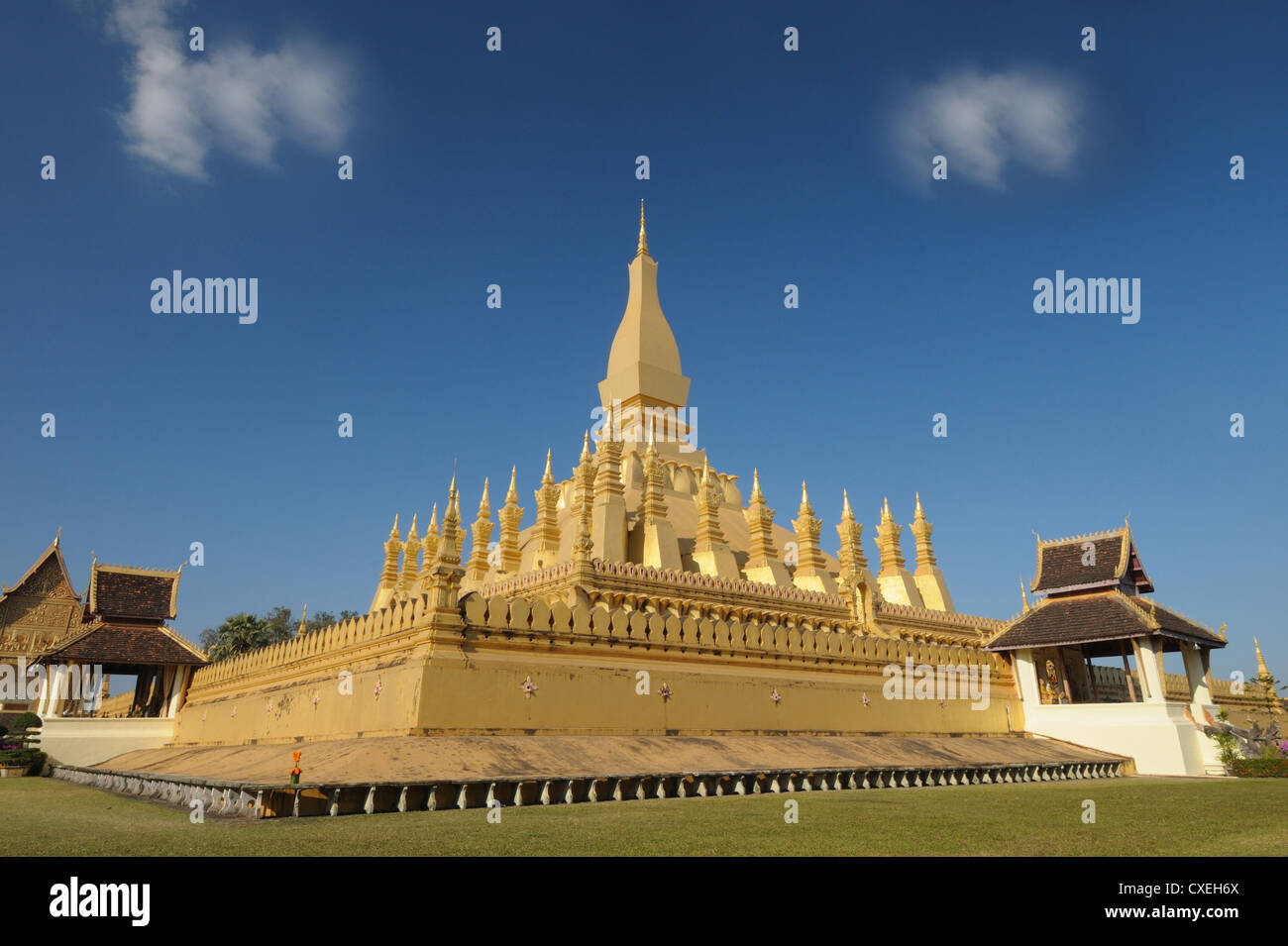Golden temple architecture in Vientiane, Pha That Luang and its place ...