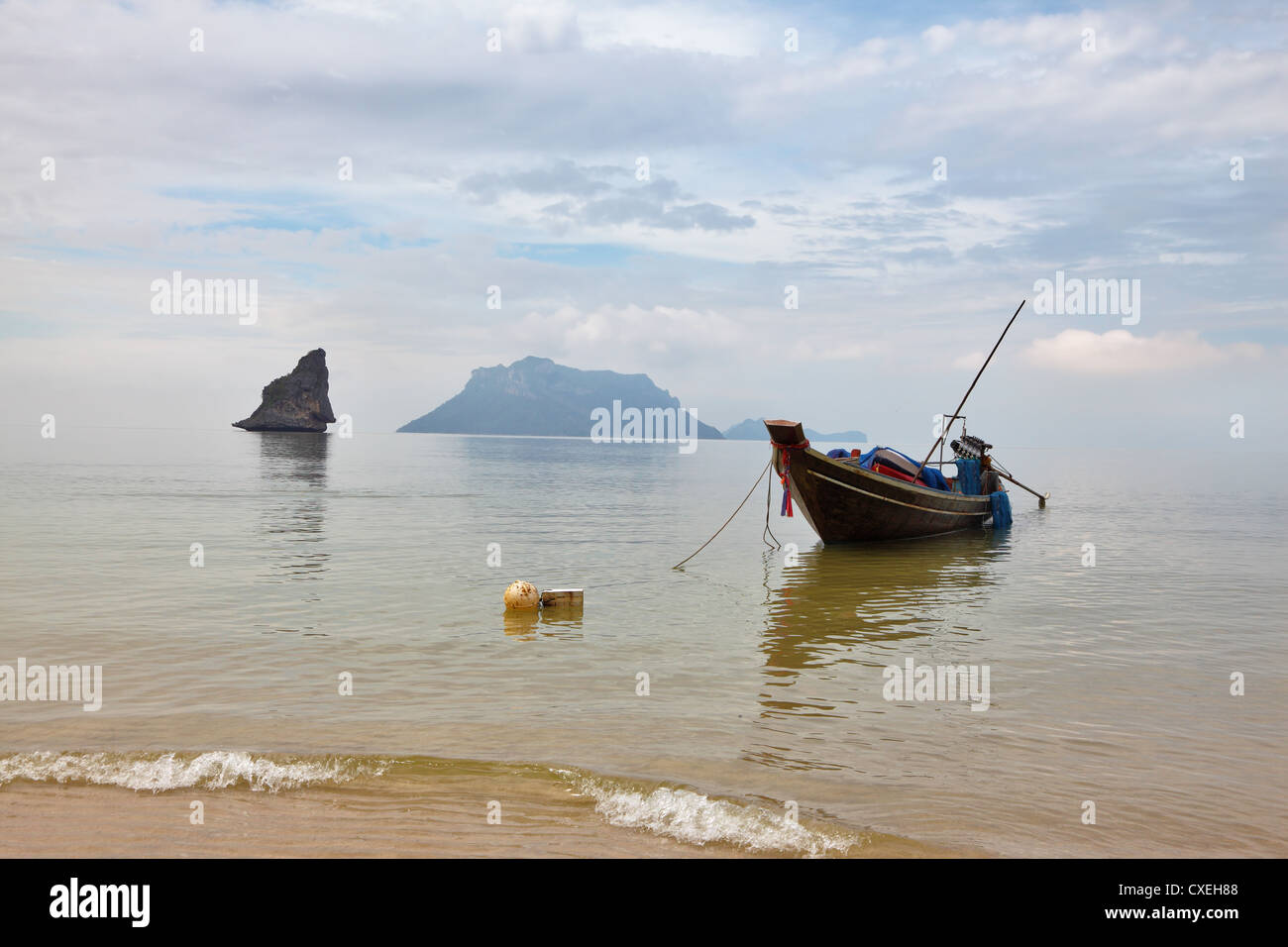 Thai Longtal boat moored on a beach Stock Photo - Alamy