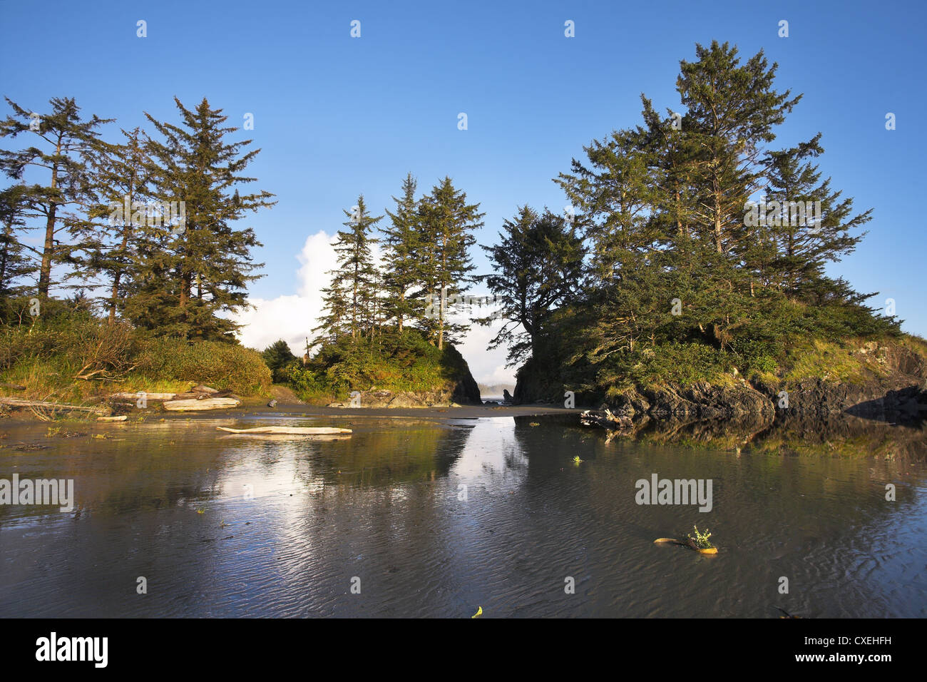 Beach and small islands hi-res stock photography and images - Alamy