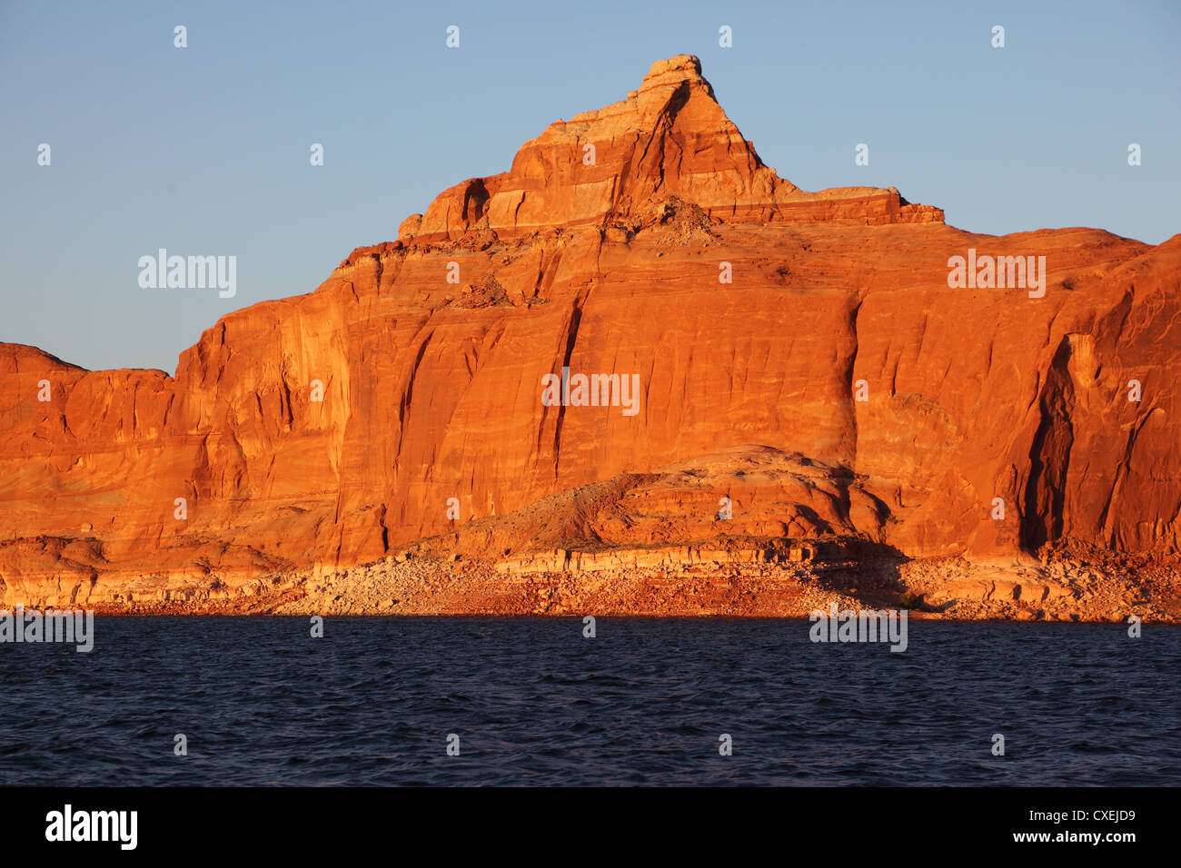 The cliffs on the shores of Lake Powell Stock Photo - Alamy