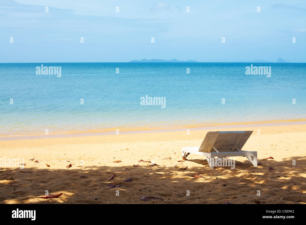 Lounge on beach hi-res stock photography and images - Alamy