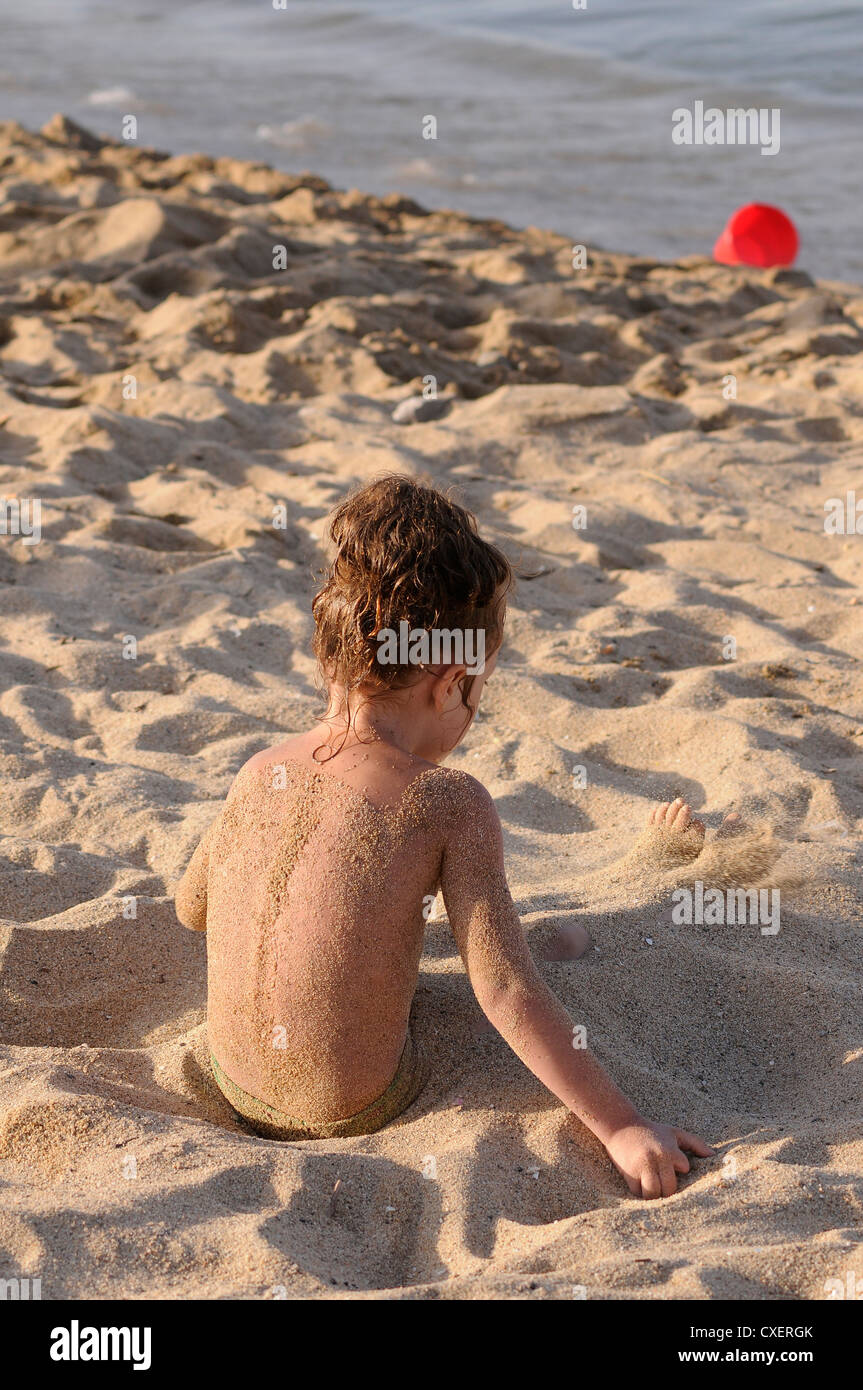 child playing with the sand on the beach Stock Photo - Alamy