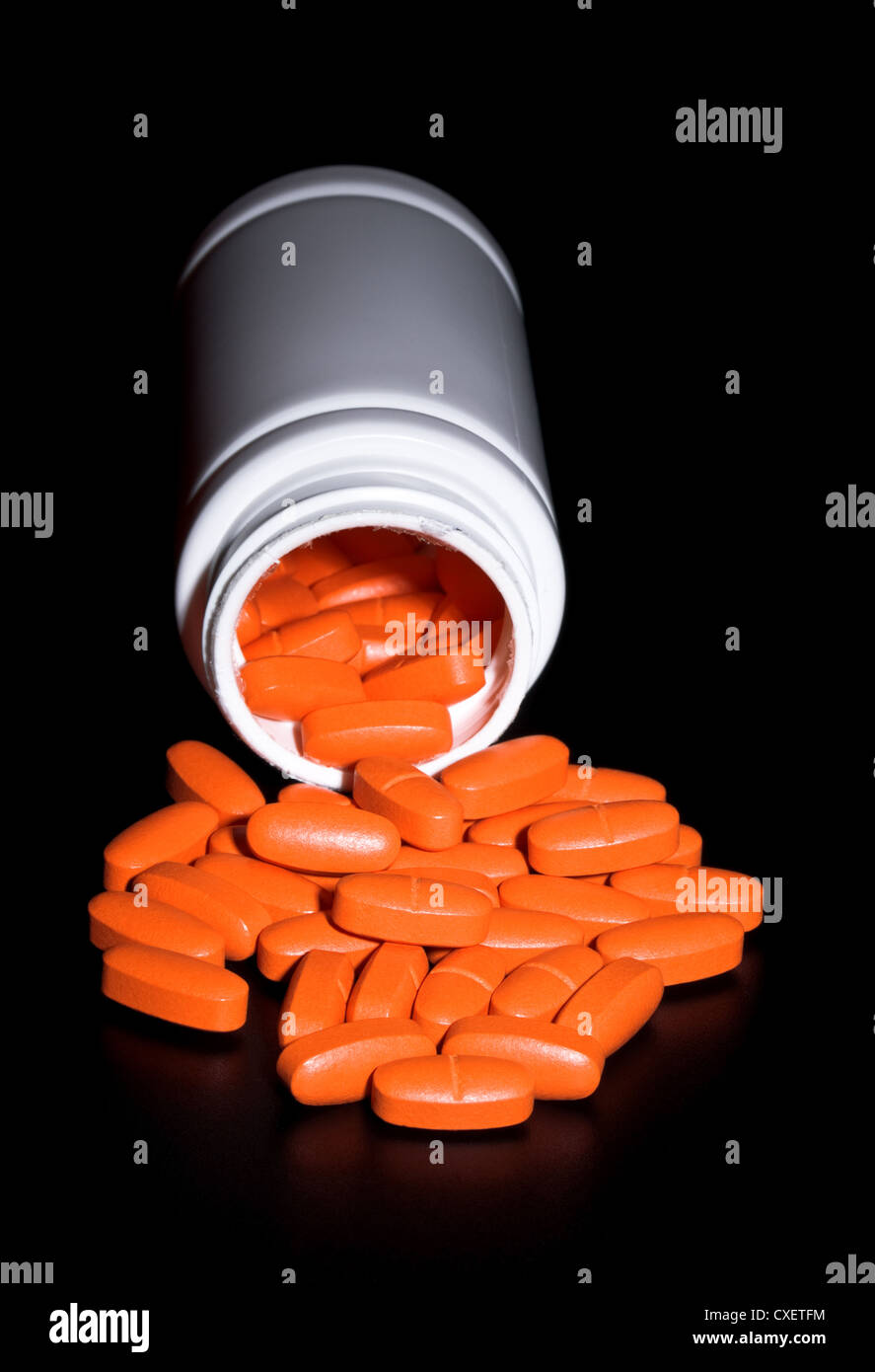 Pills spilling container hi-res stock photography and images - Alamy
