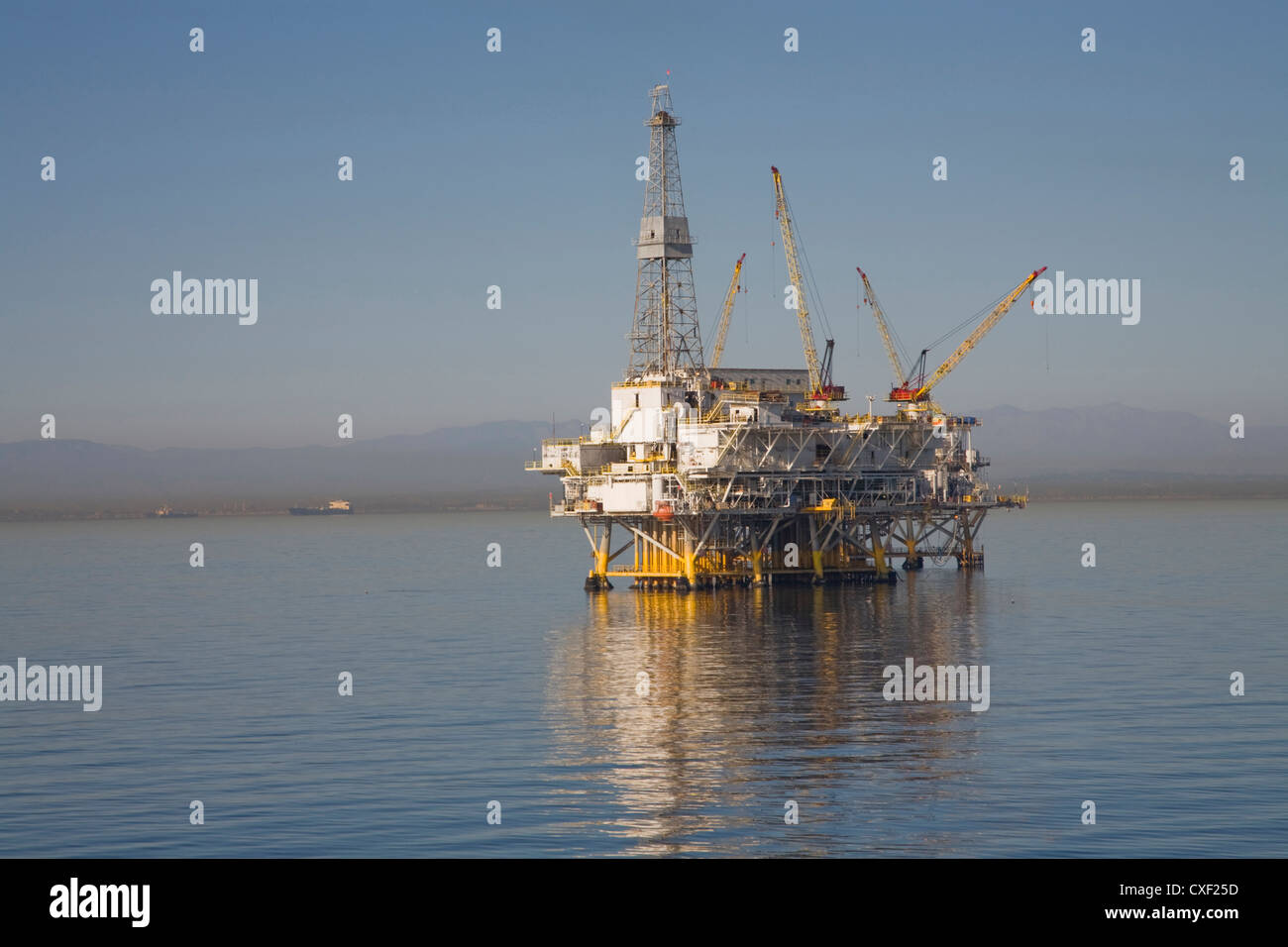 Oil rig on the ocean Stock Photo - Alamy