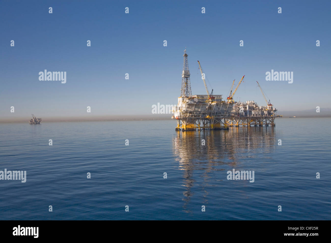 Oil rig ocean hi-res stock photography and images - Alamy