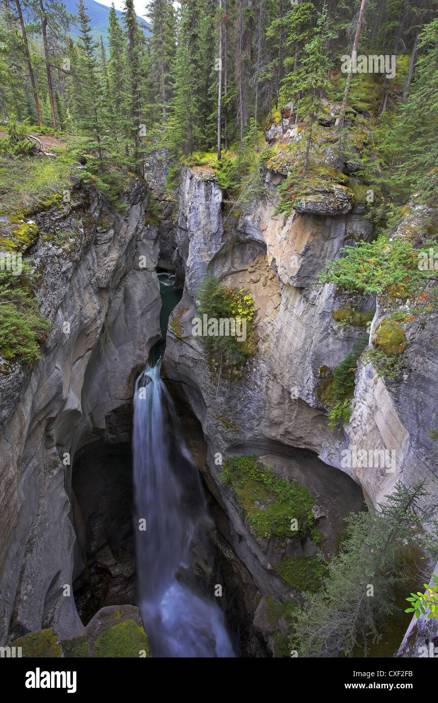 Tall waterfall falls lake hi-res stock photography and images - Alamy