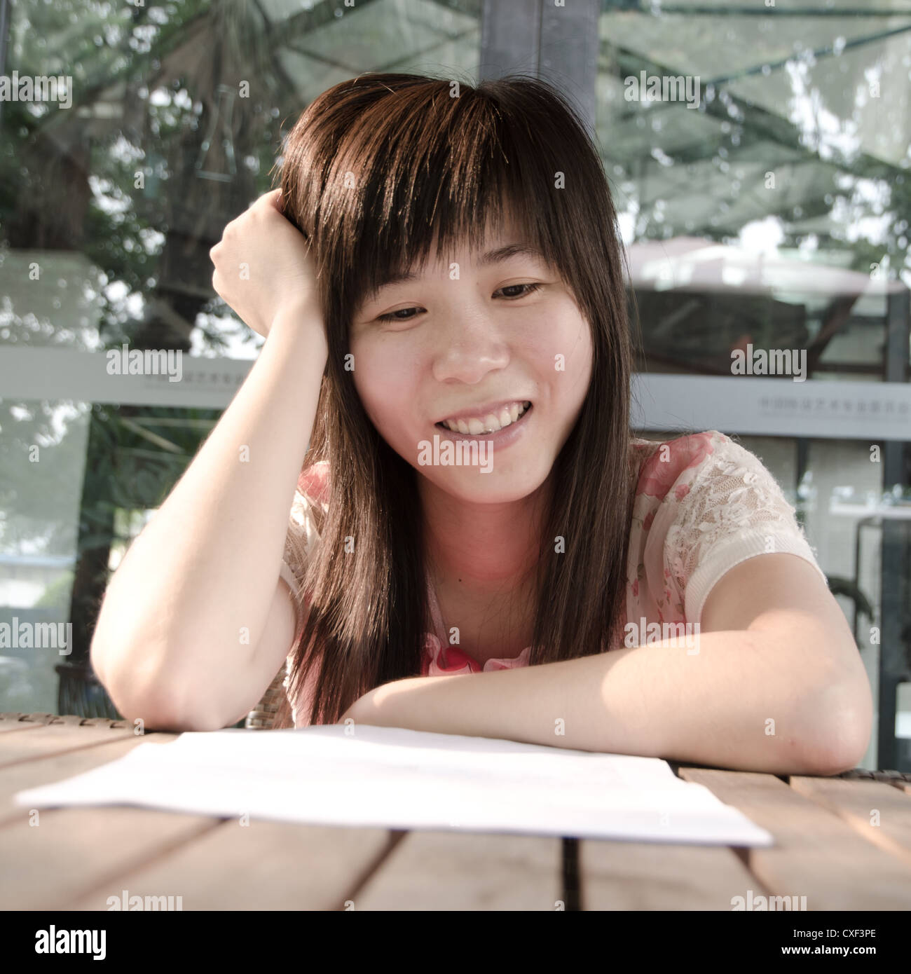 woman on desk with paper outdoor Stock Photo - Alamy