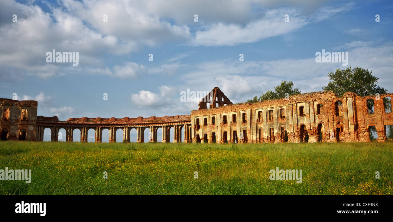 Old ruins castle hi-res stock photography and images - Alamy