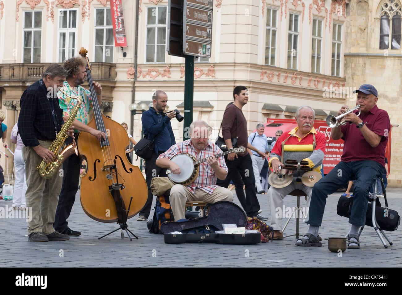 Street Performers Musicians on the streets of Prague Stock Photo - Alamy