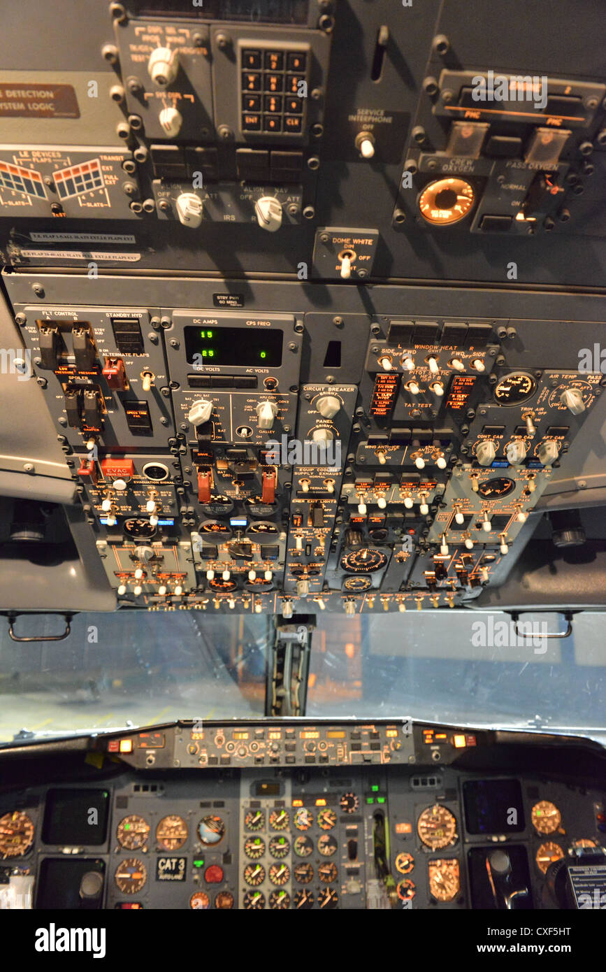 Boeing 737 400 hi-res stock photography and images - Alamy