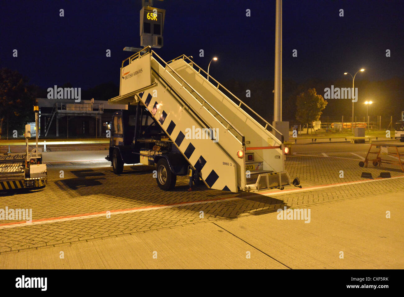 A set of mobile steps on a Boeing 737 at Gatwick Stock Photo - Alamy