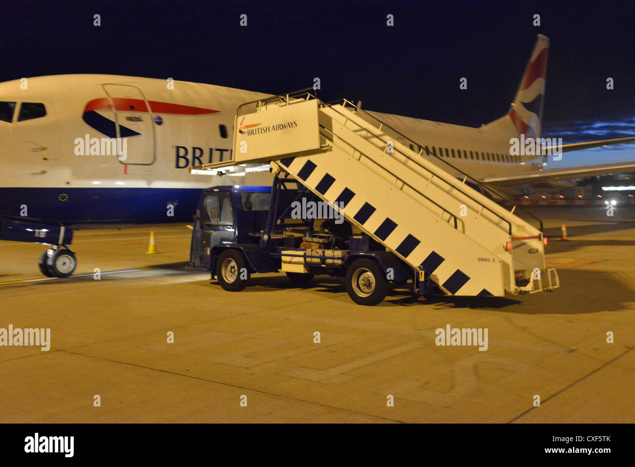 A set of mobile steps on a Boeing 737 at Gatwick Stock Photo - Alamy