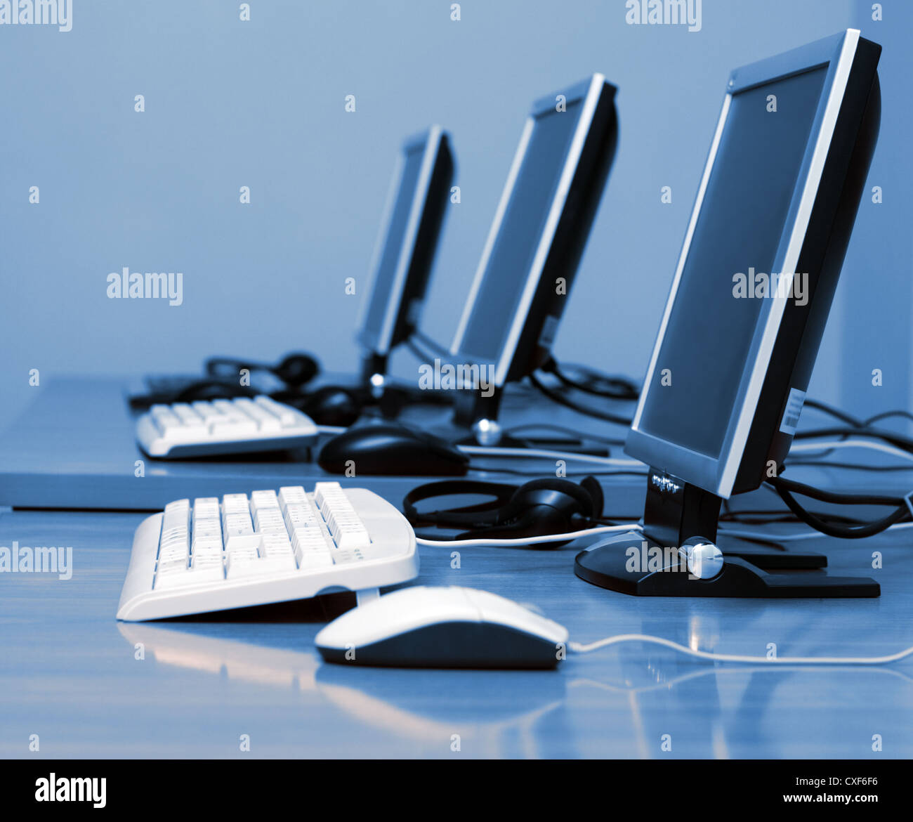 Row desktop computers hi-res stock photography and images - Alamy