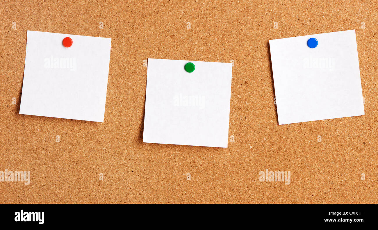 Sticky note hanging on corkboard Stock Photo - Alamy