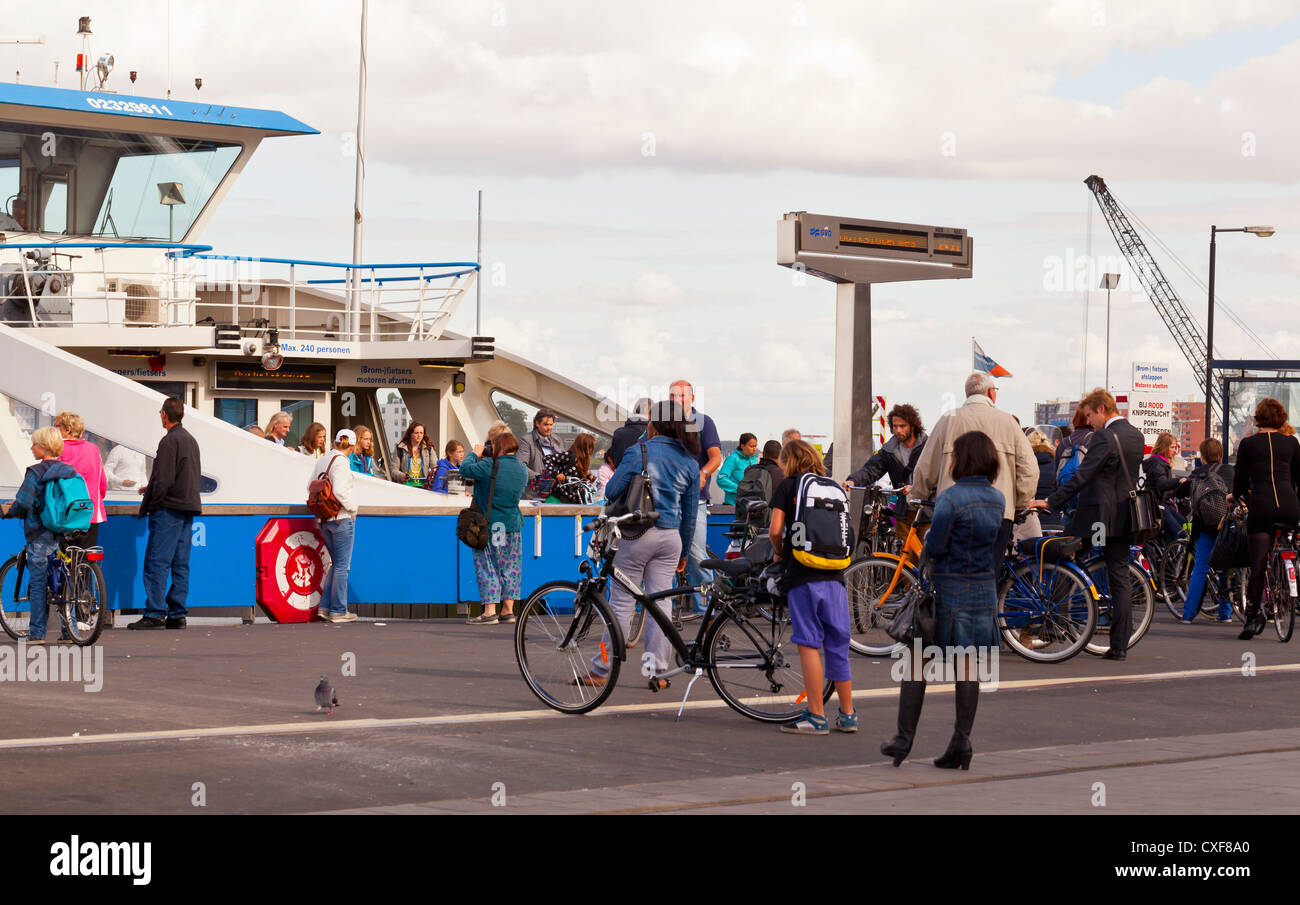 People getting on ferry boat hi-res stock photography and images - Alamy
