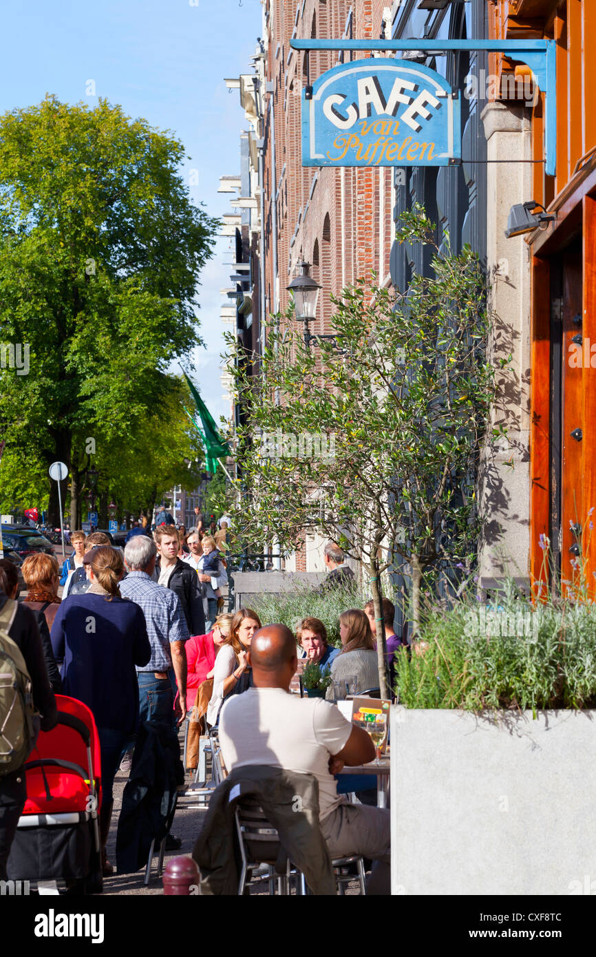 People outside amsterdam cafe hi-res stock photography and images - Alamy