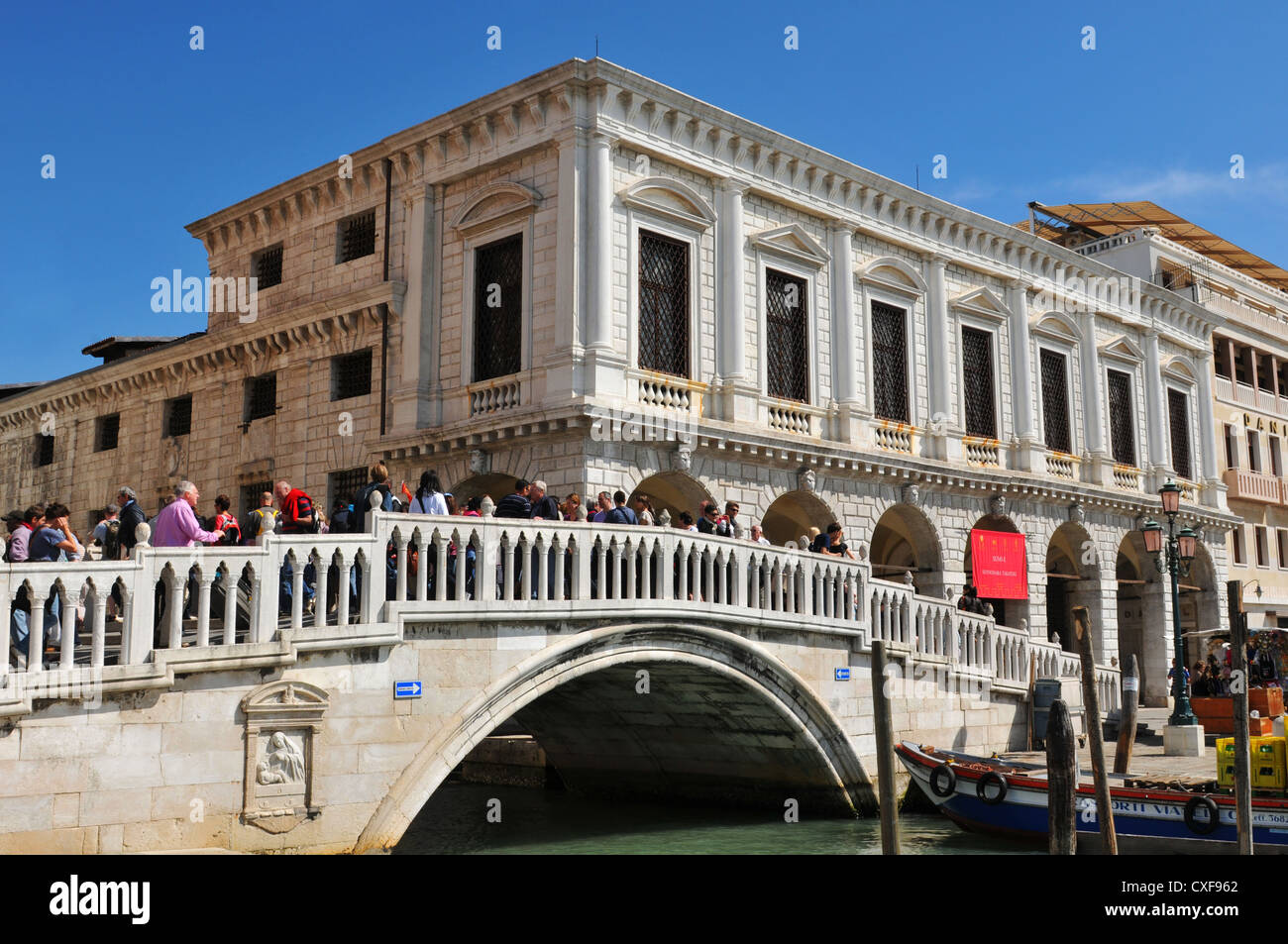 Ponte dei Sospiri (Bridge of Sighs) in Venice, Italy Stock Photo - Alamy