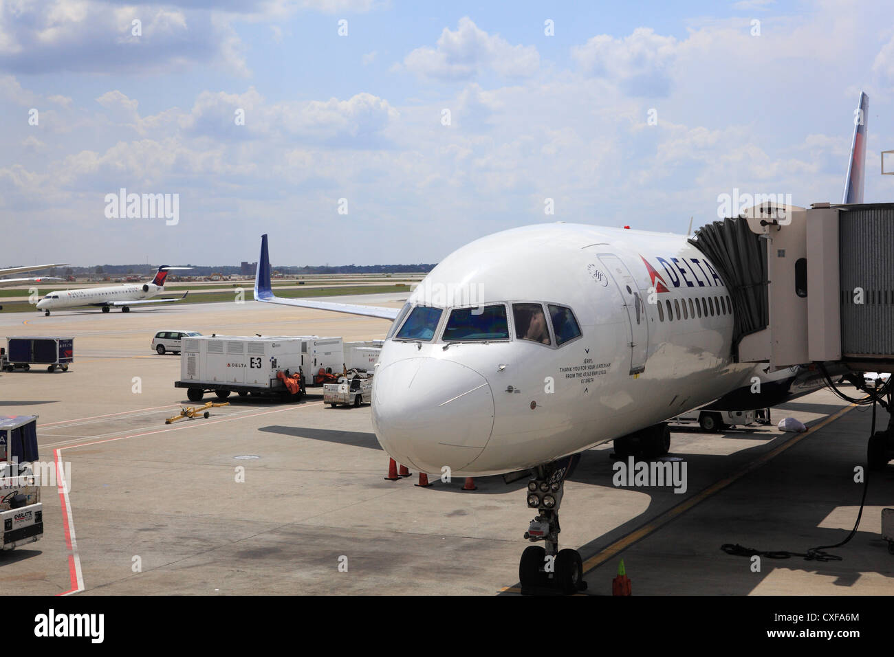 Delta airlines plane at terminal hi-res stock photography and images ...