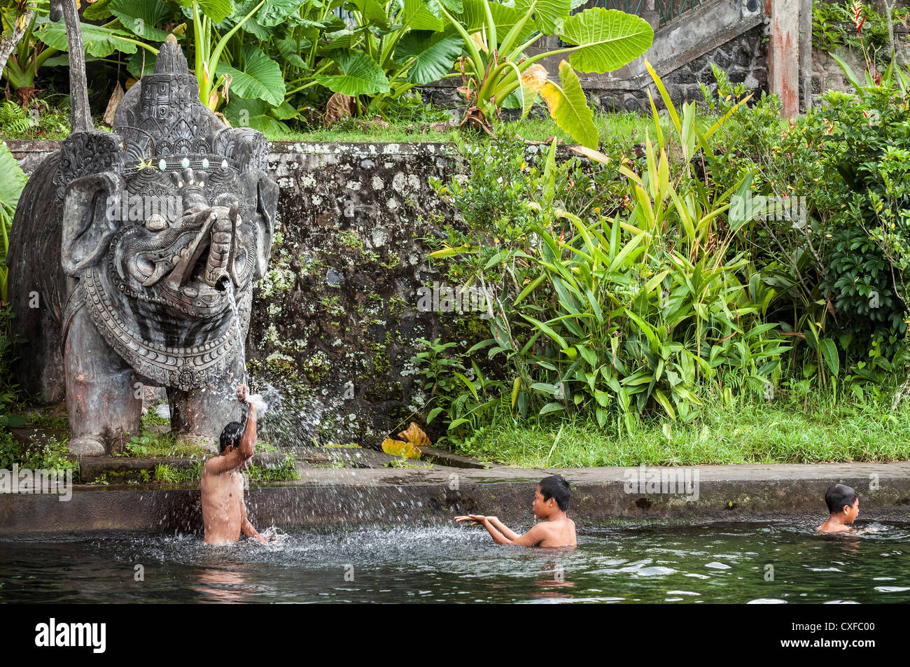 Hindu Bathing Pool Stock Photos & Hindu Bathing Pool Stock Images - Alamy