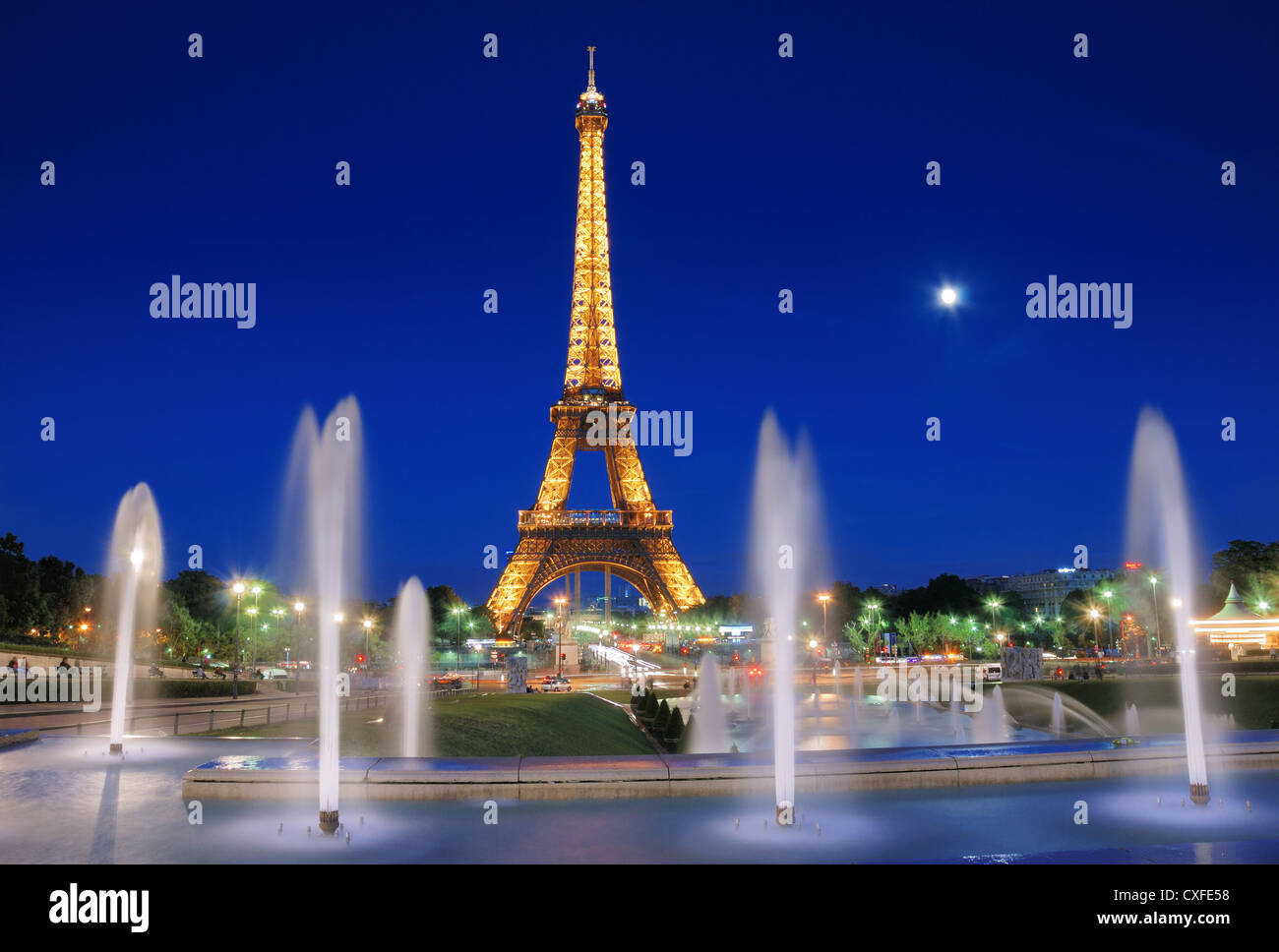 The Eiffel Tower and fountains de Varsovie seen at evening in Paris ...