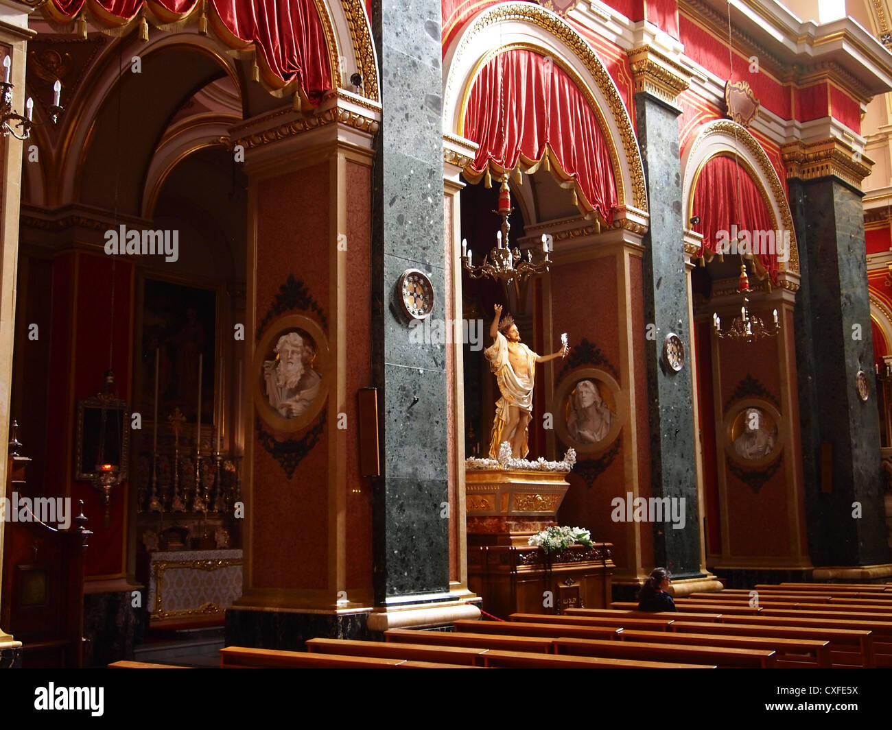 Statue at an arch Stock Photo - Alamy