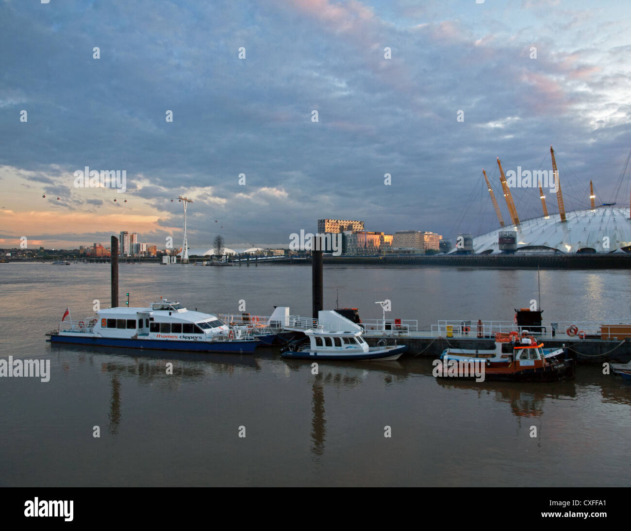 Emirates cable car london night hi-res stock photography and images - Alamy