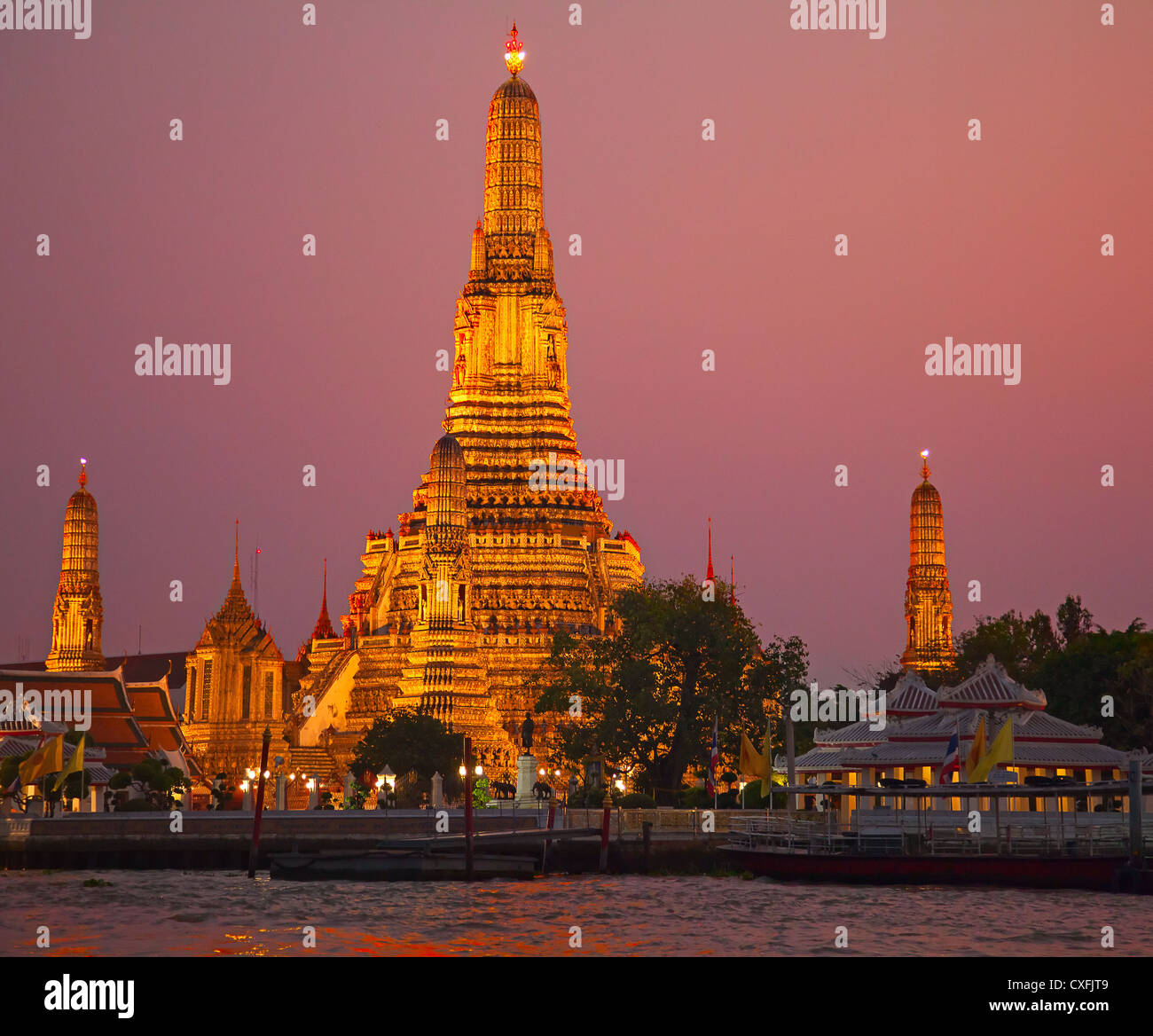 Famous Wat Arun (Temple of Dawn) complex in Bangkok, Thailand Stock ...