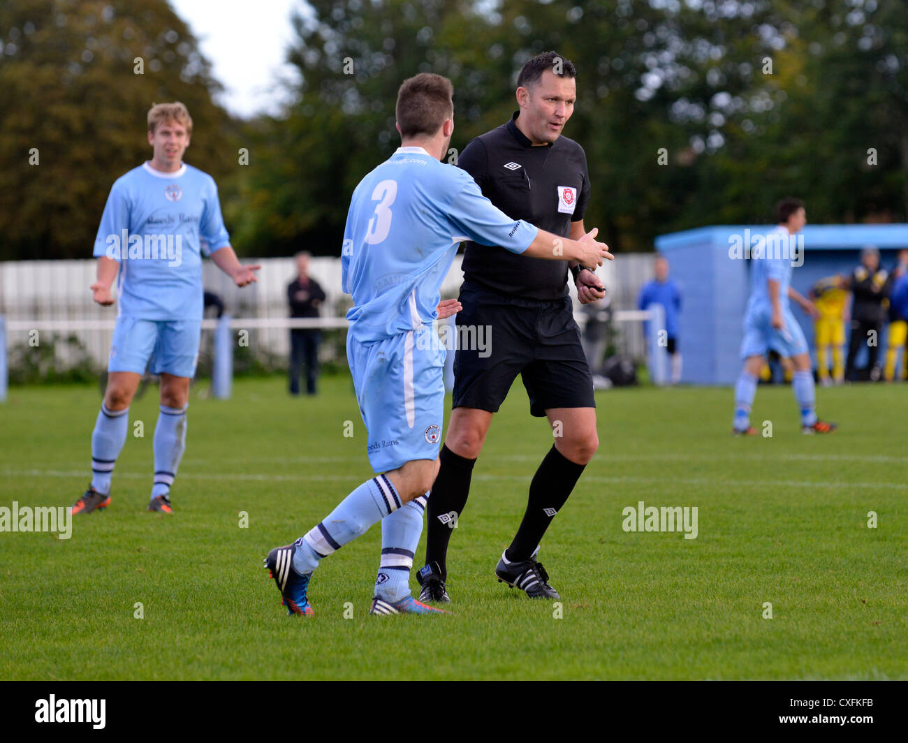 Soccer players and referee hi-res stock photography and images - Alamy