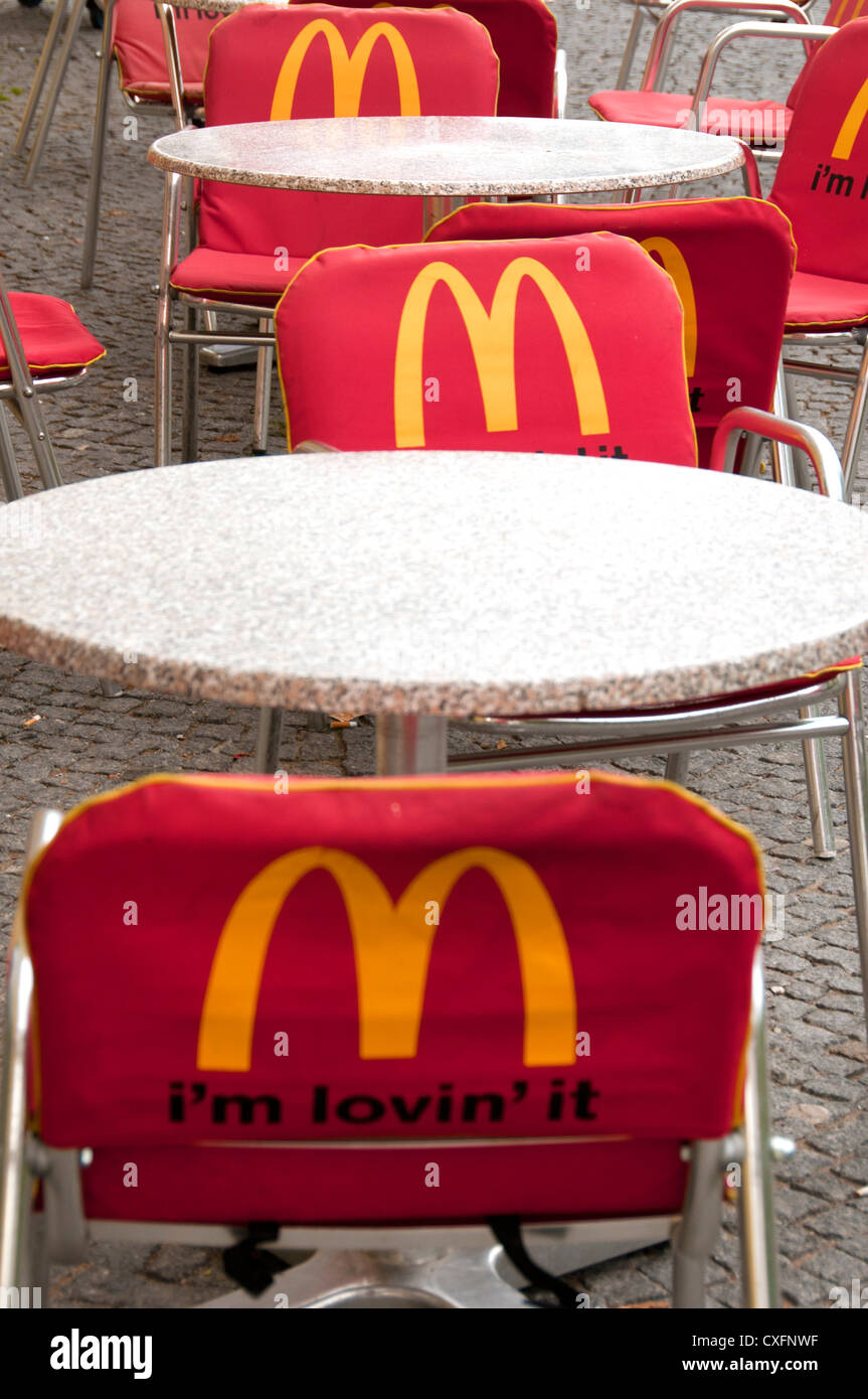 Mcdonalds tables hi-res stock photography and images - Alamy