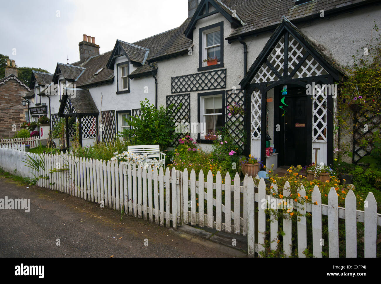 Cottage white picket fence hi-res stock photography and images - Alamy