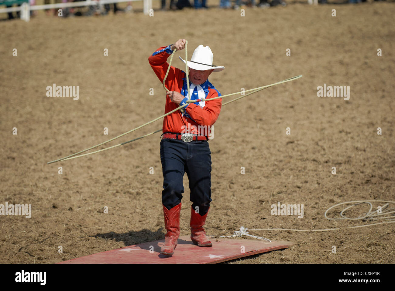 Cowboy spinning a lasso at a rodeo Stock Photo - Alamy
