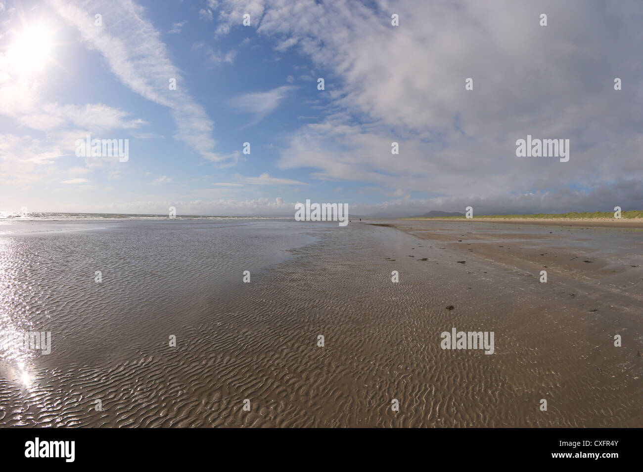 Harlech beach and Tremadog Bay in summer sunshine, Gwynedd, Wales, UK ...