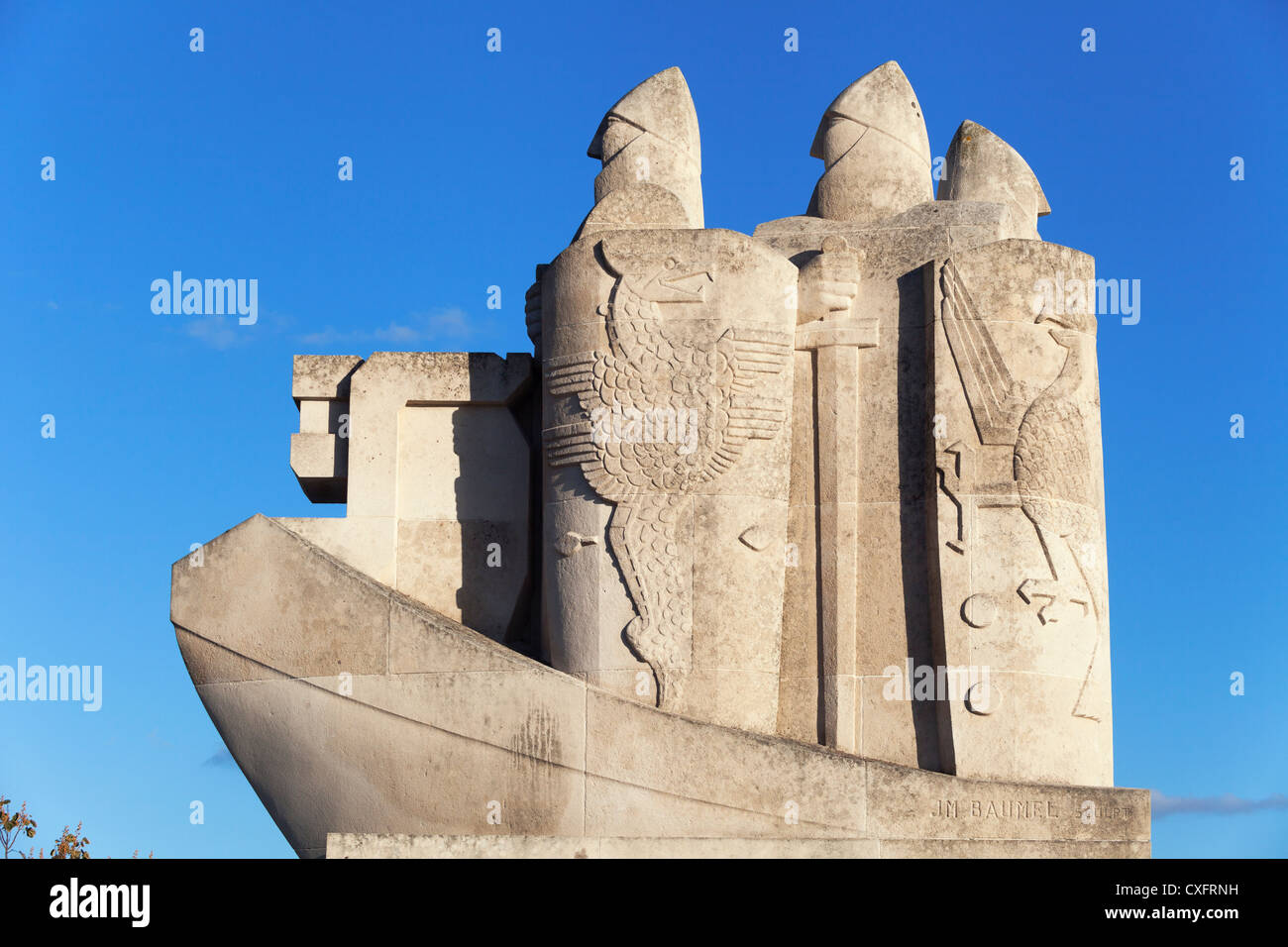 "Normands" sculpture by Jean-Marie Baumel, Pont Boieldieu in Rouen ...