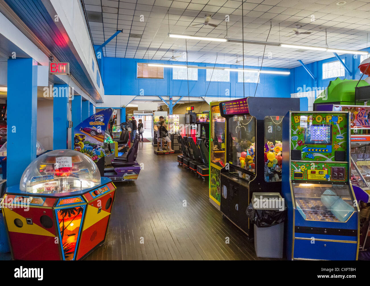 Amusement arcade on the pier in Weirs Beach, Lake Winnipesaukee, Lakes ...