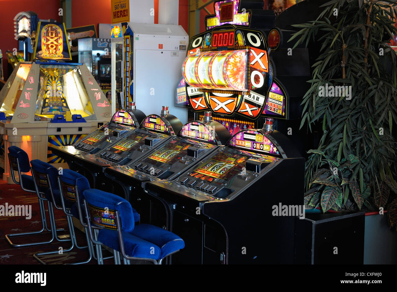 Empty arcade hi-res stock photography and images - Alamy