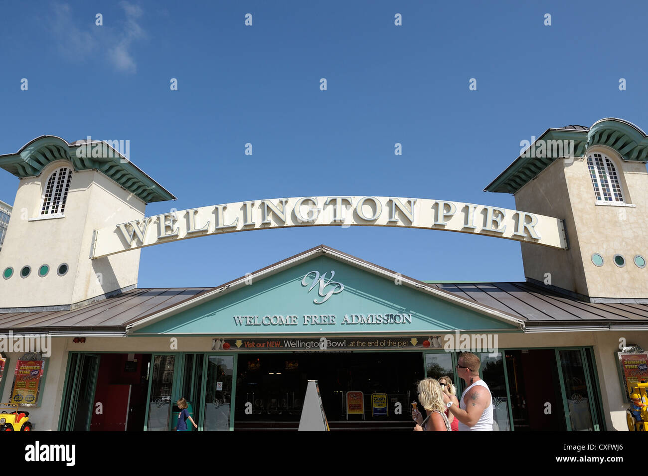 wellington pier great yarmouth norfolk england uk Stock Photo - Alamy